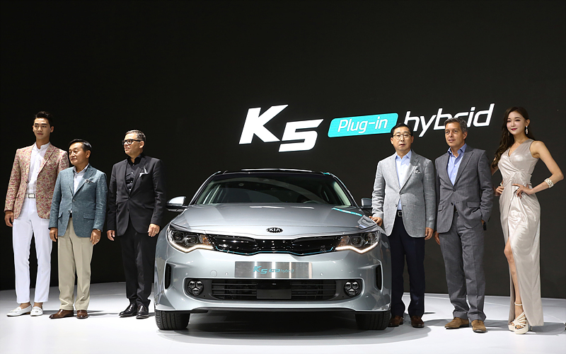 기아차 K5 PHEV와 함게 선 박한우 기아차 사장[포토] - 민중의소리