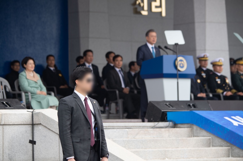 【韓国】文大統領警護員の「自動小銃」が波紋＝市場視察で[3/24]