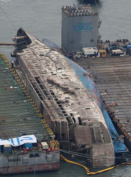 안타까움 느껴지는 세월호 선체[포토] - 민중의소리