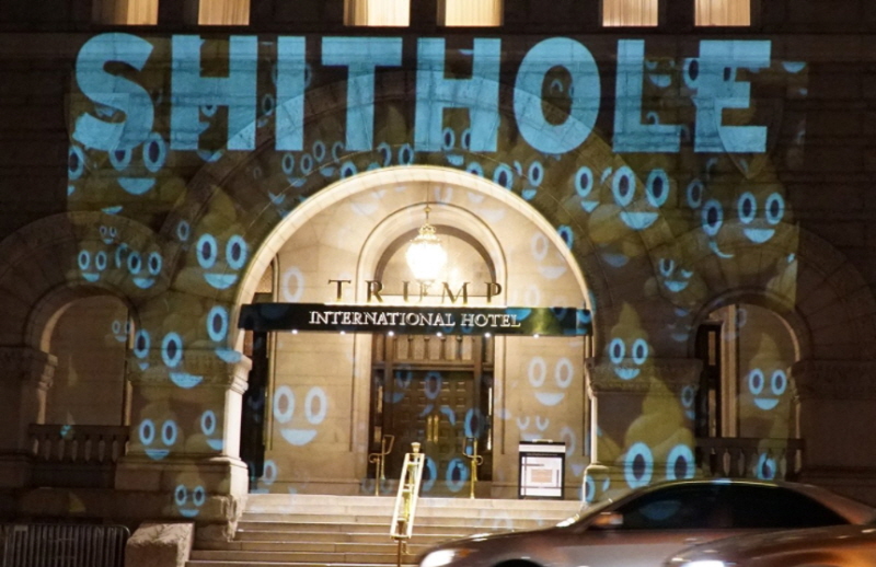 트럼프 호텔 정문에 ‘이곳이 쉿홀(shithole)이다’ 항의 메시지 등장 - 민중의소리