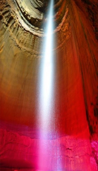 지하 340m 땅속 폭포, 신비로운 관경...영화 속 한 장면 - 민중의소리