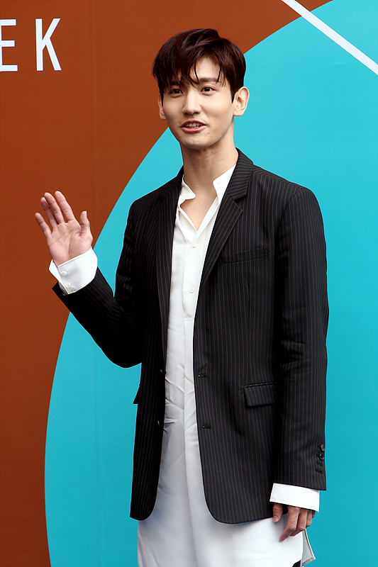 인사하는 최강창민[포토] - 민중의소리