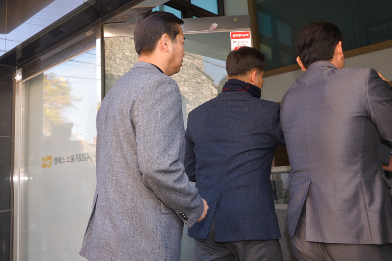 [포토] 경찰의 압수수색이 이뤄지는 KT ENS 협력업체 엔에스쏘울 - 민중의소리