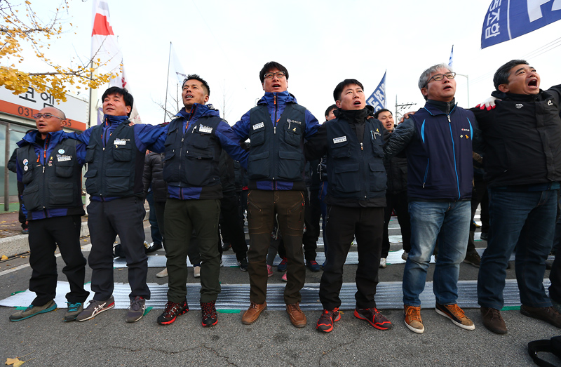 어깨동무 한 쌍용차 노동자들 [포토]-민중의소리